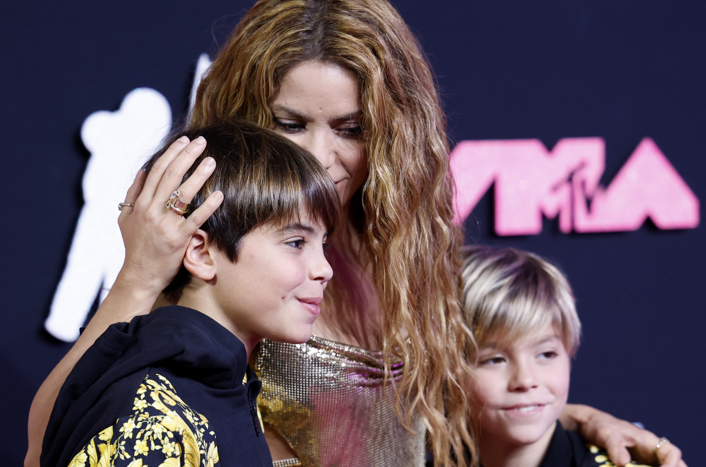 Shakira llegó con equipo de 40 personas, Milan y Sasha a ensayos del ...