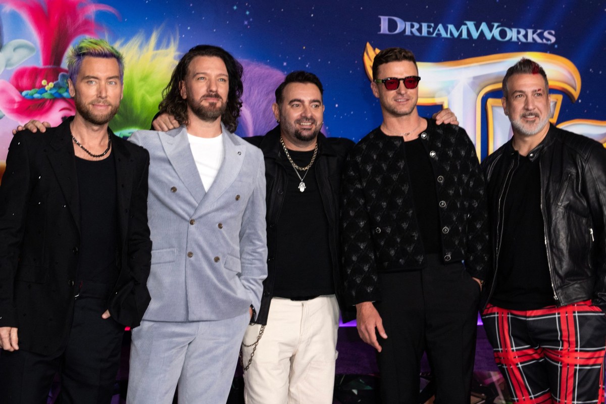 El grupo NSYNC se presenta en la premiere de la película "Trolls Band ...