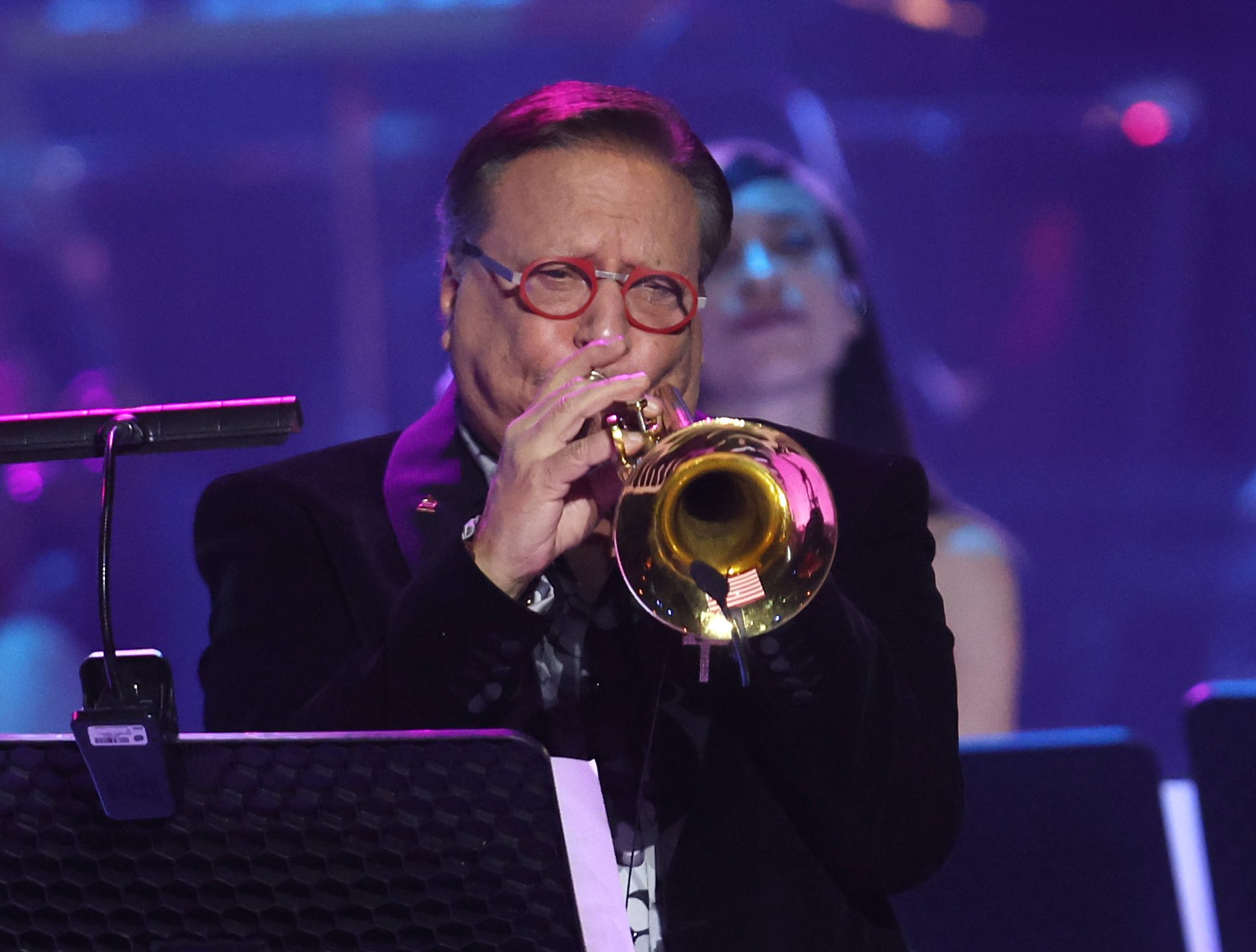 Arturo Sandoval viste de Swing la Navidad en el Walt Disney Concert ...