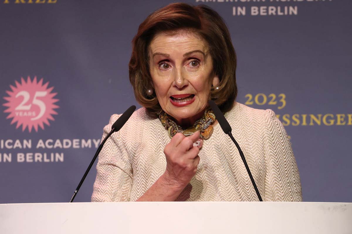 Nancy Pelosi llama a cobarde George Santos por irse de la Cámara antes ...