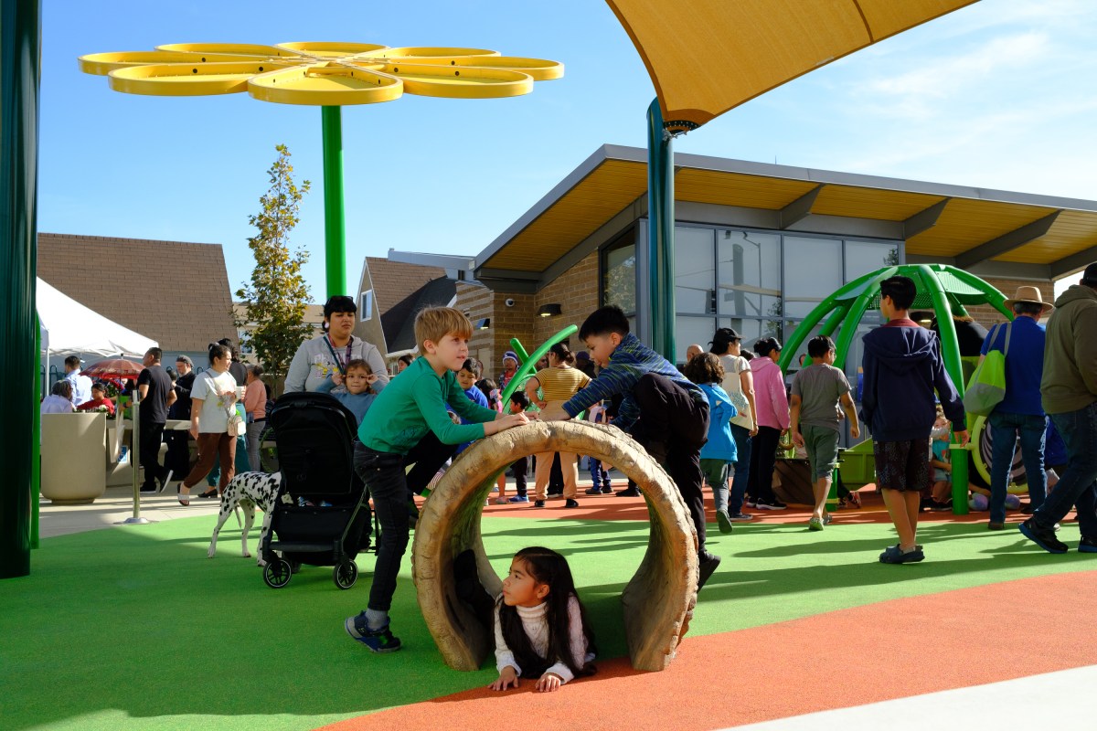 Celebran apertura de nuevo parque en Walnut Park - La Opinión