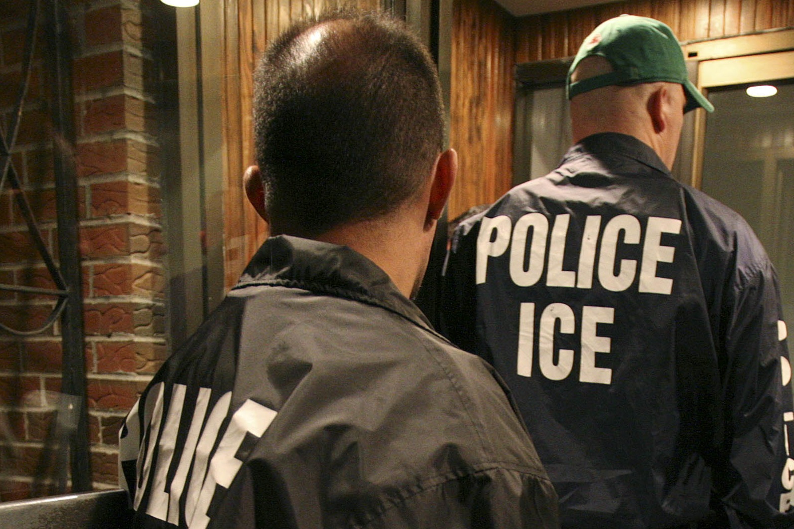 ICE hizo una violenta redada equivocada y ahora debe pagar a una pareja ...