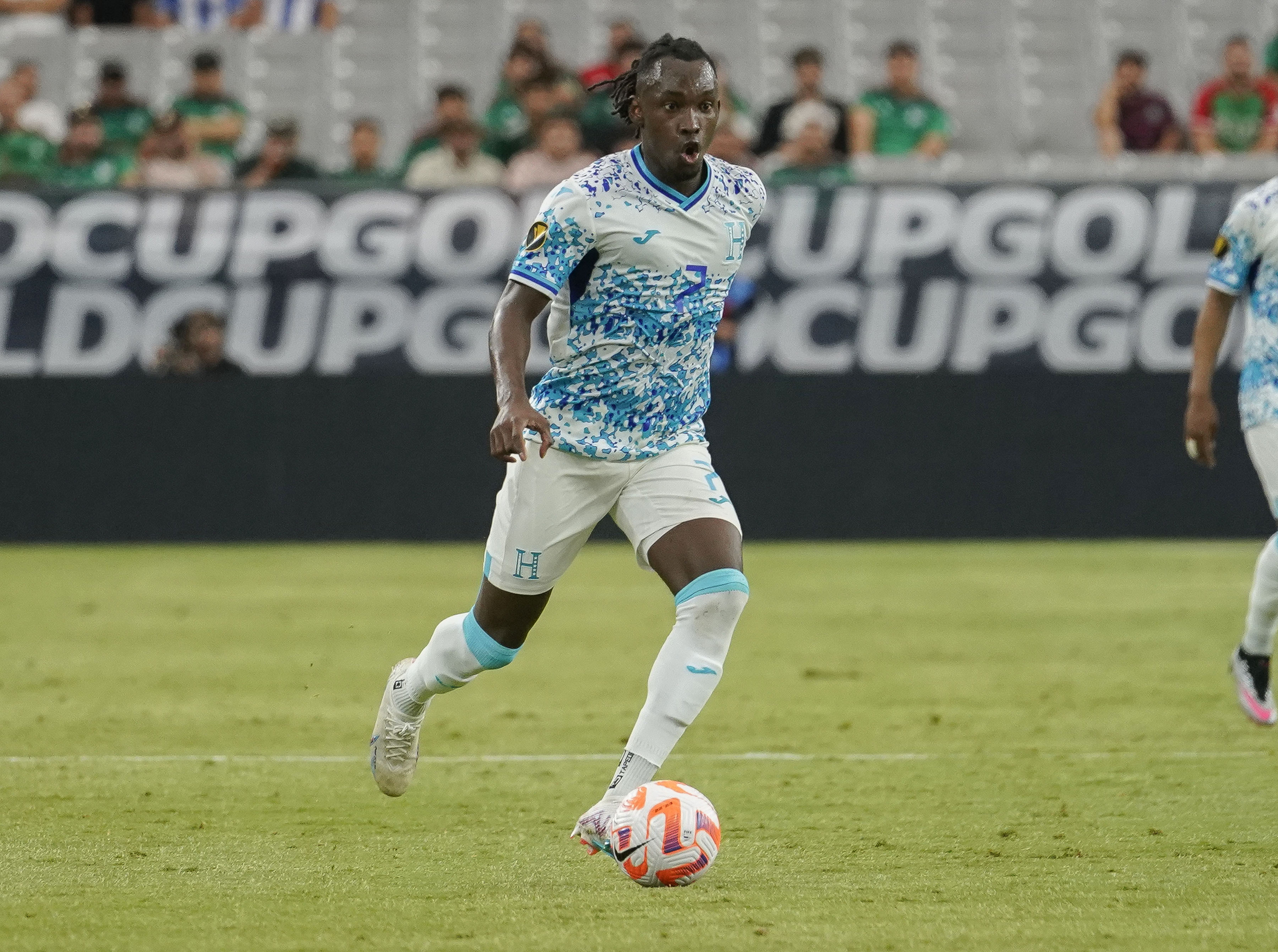 El hondureño Alberth Elis sale del coma artificial, pero sigue ...