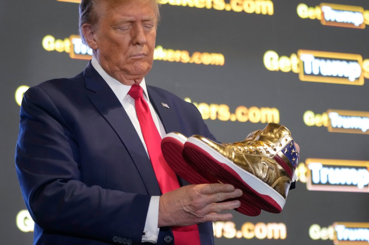 Trump lanzó una línea de zapatillas cuyo precio oscila entre $199 y ...