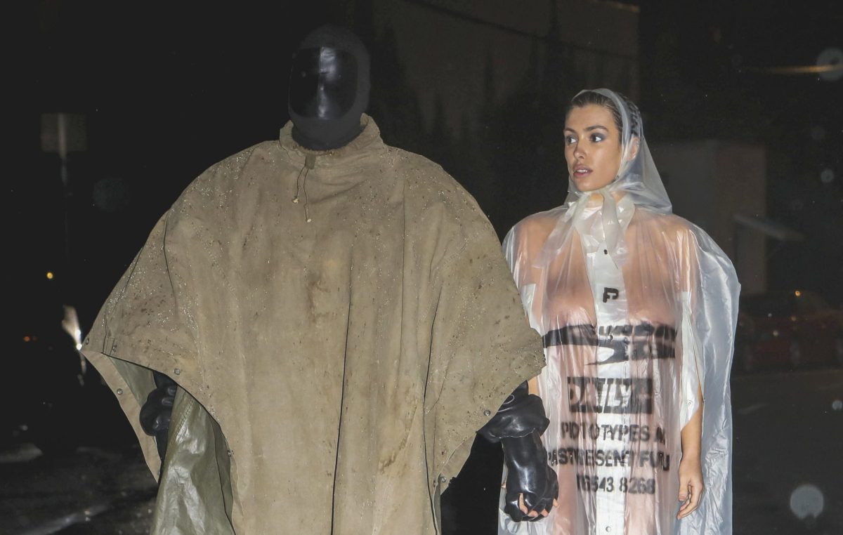 Kanye West hizo vestir a Bianca Censori impermeable sin ropa bajo ...