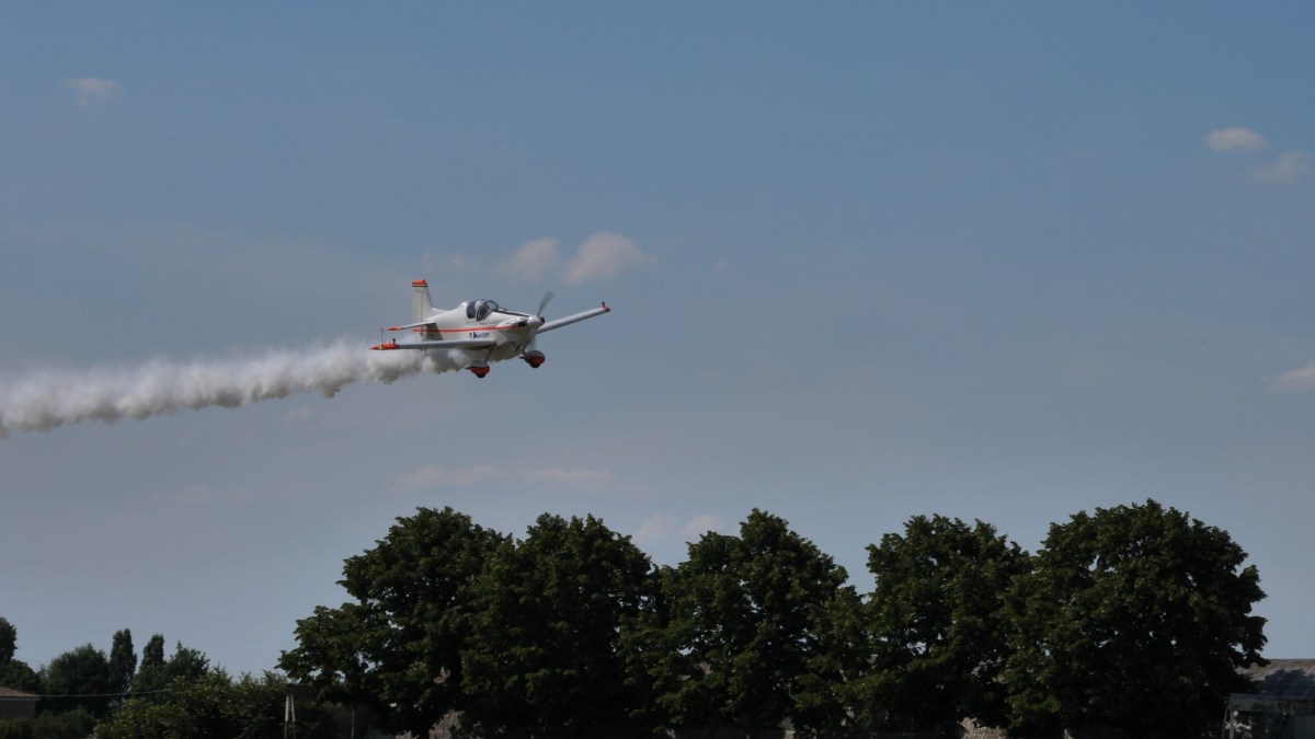Tres muertos después de que una avioneta se estrelló contra una casa ...
