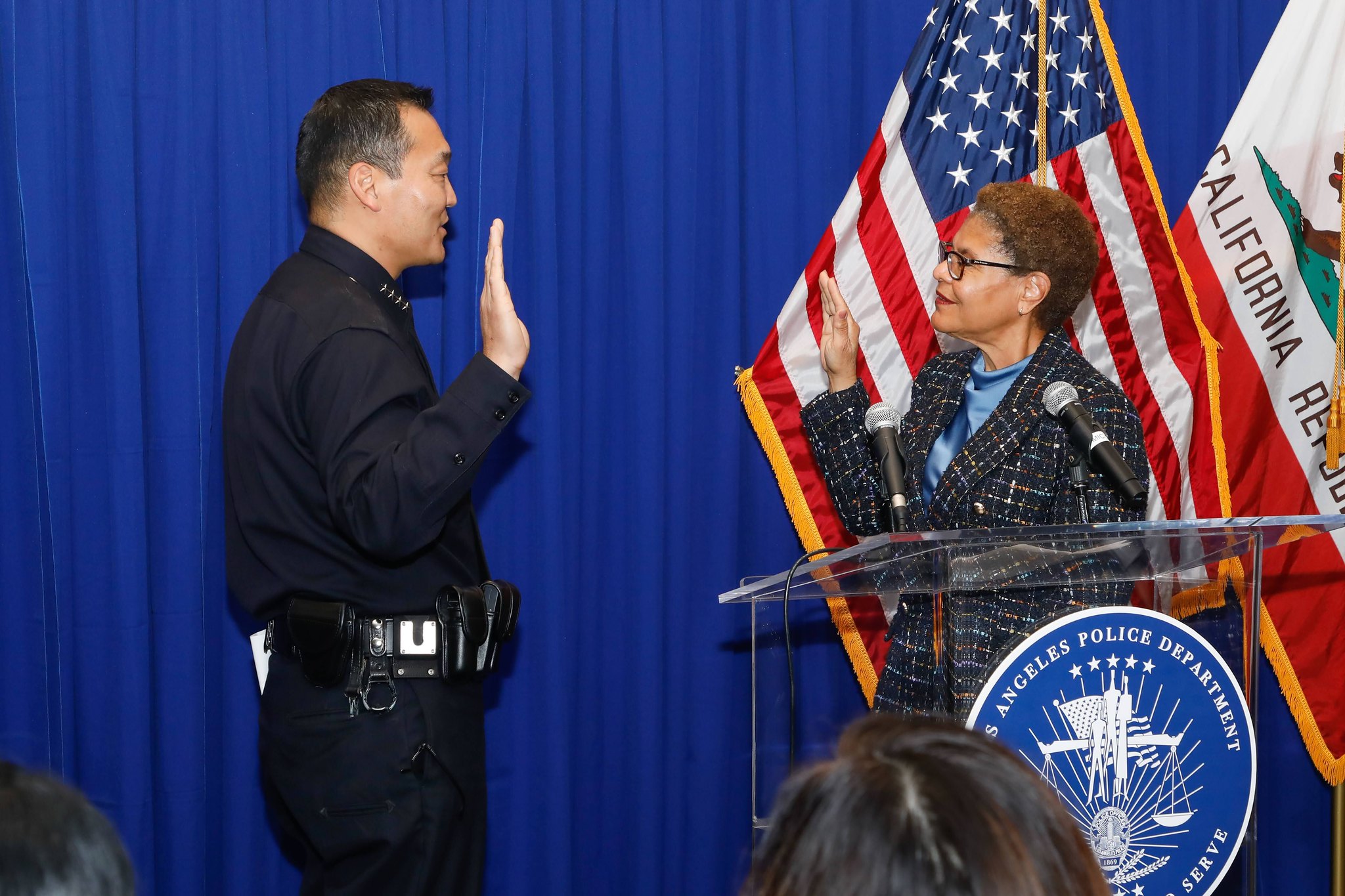 Dominic Choi presta juramento como jefe interino del LAPD - La Opinión