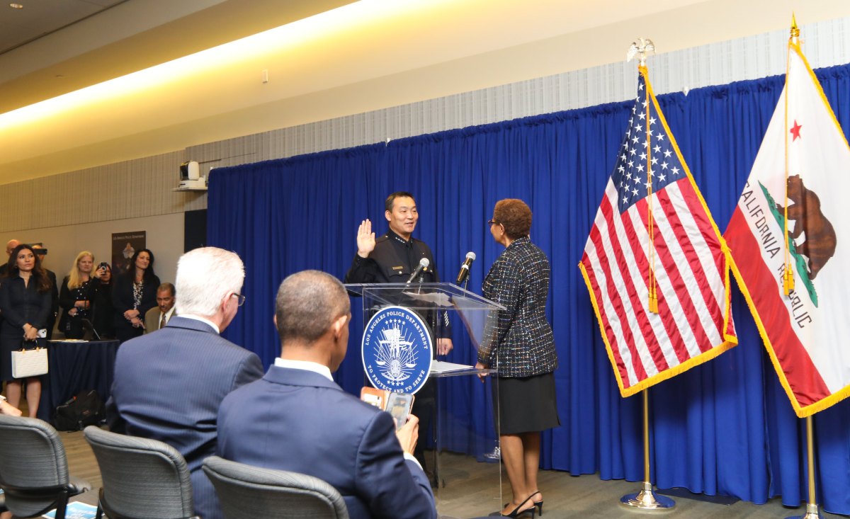 Dominic Choi presta juramento como jefe interino del LAPD - La Opinión