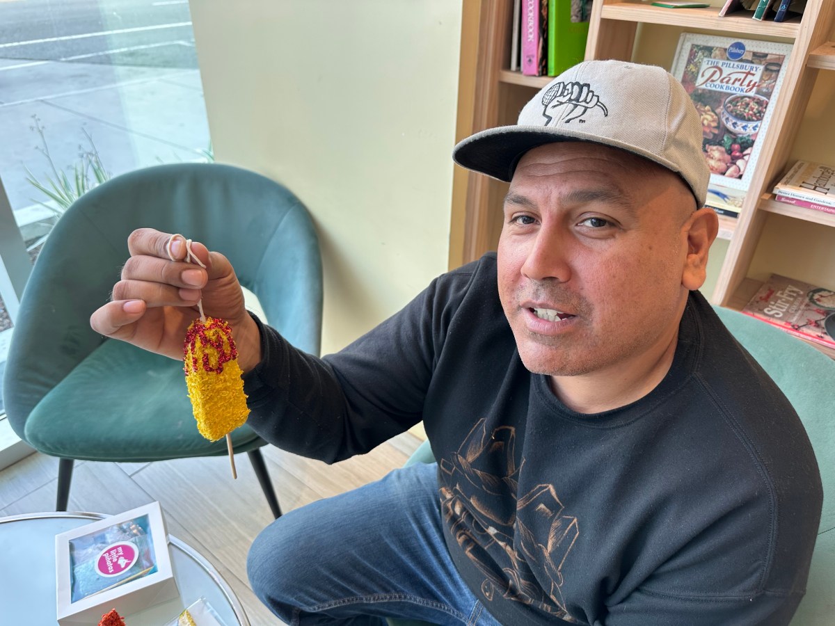 Las pequeñas piñatas del tamaño de la palma de la mano de un artista ...