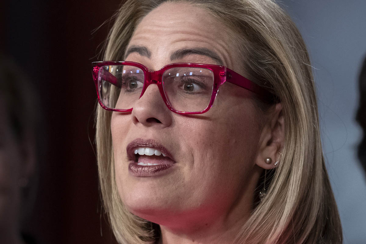 Kyrsten Sinema, senadora independiente de Arizona, sorprende al ...