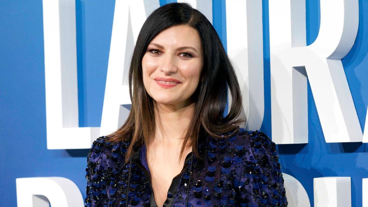 La razón detrás de la mascarilla de oxígeno de Laura Pausini revelada ...