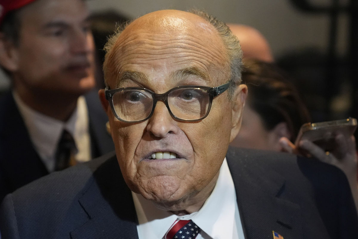 Juez desestima quiebra de Rudy Giuliani y tendrá que pagar - La Opinión