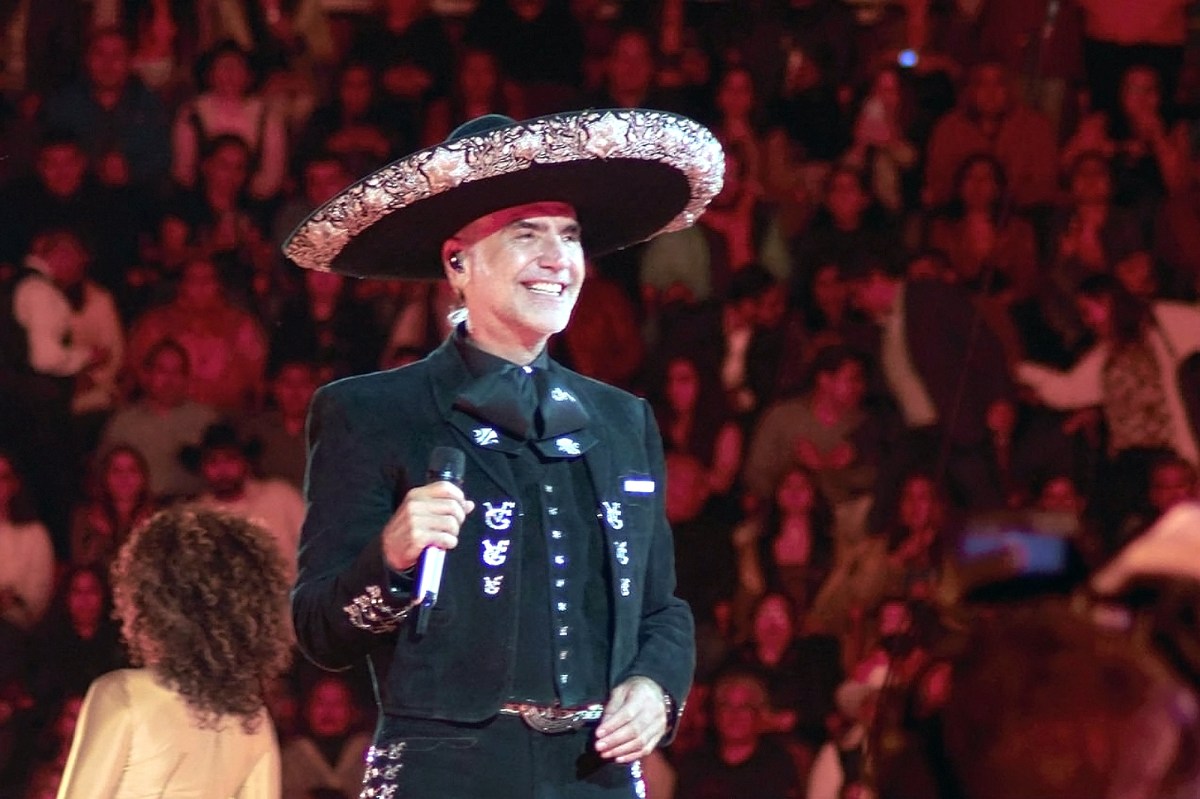 Alejandro Fernández conmueve al compartir una foto inédita junto a su ...
