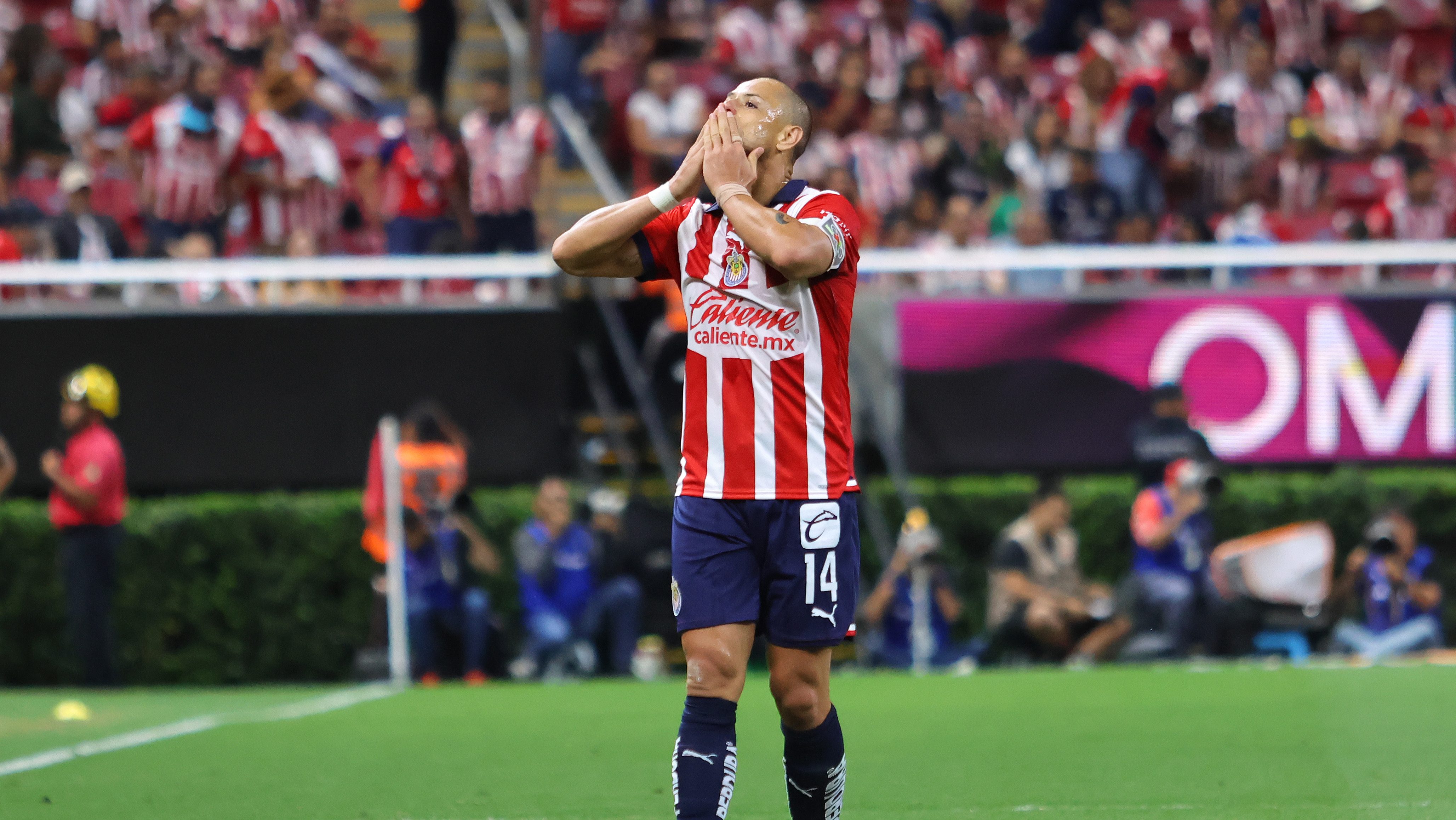 Chicharito está de vuelta con las Chivas y listo para el clásico ...