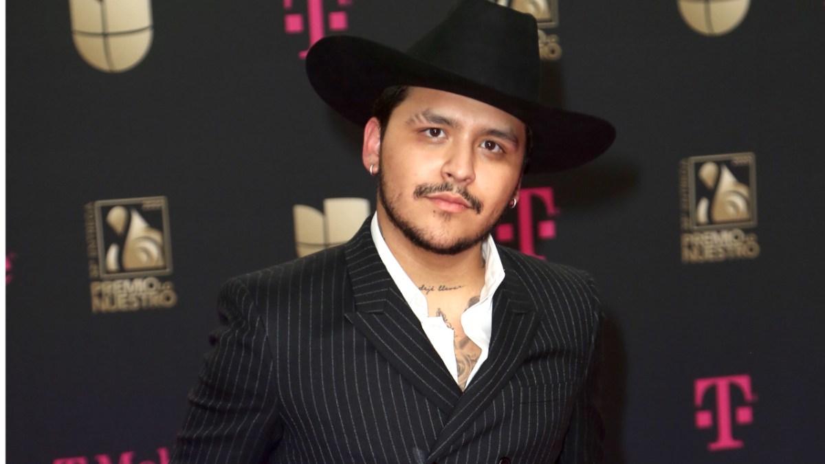 Christian Nodal luce irreconocible tras quitarse todos los tatuajes de ...