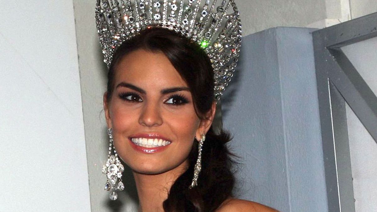 Cynthia de la Vega se despide de Miss Universo y Martha Cristiana llega en su lugar - La Opinión