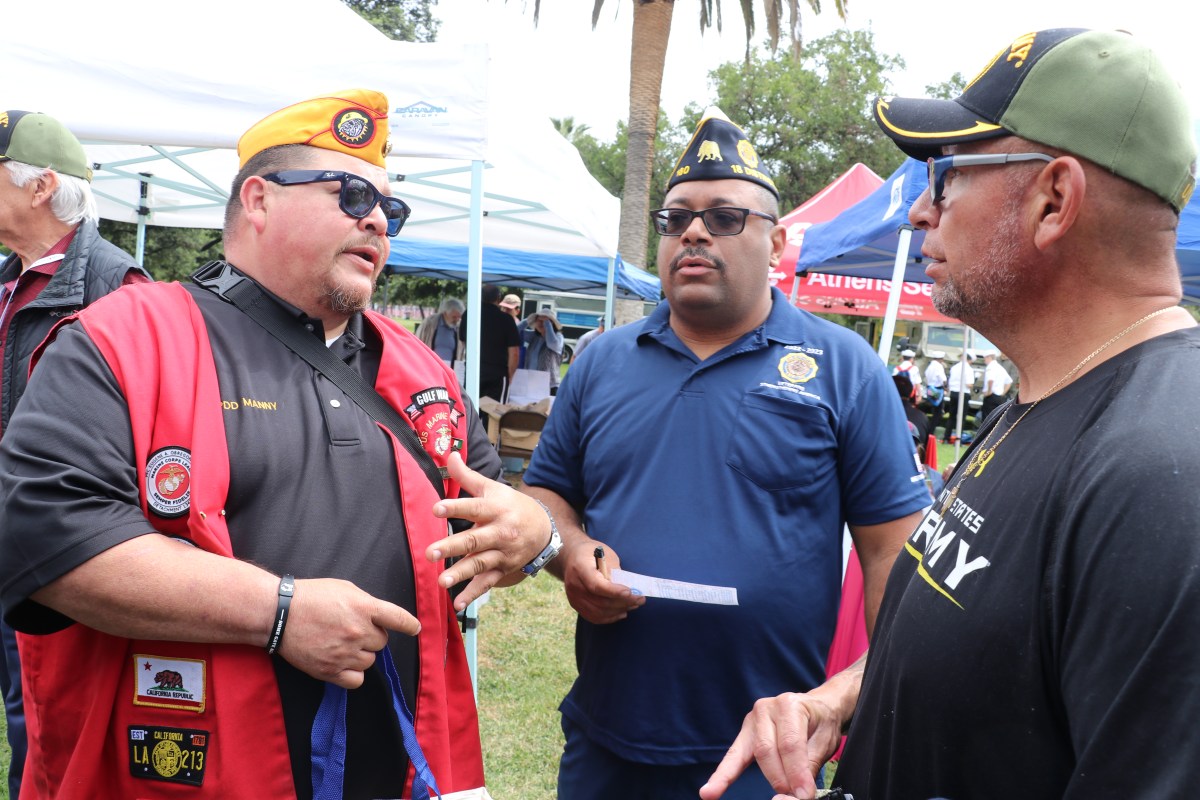 Rinden tributo a los veteranos caídos y a las familias militares en Los ...