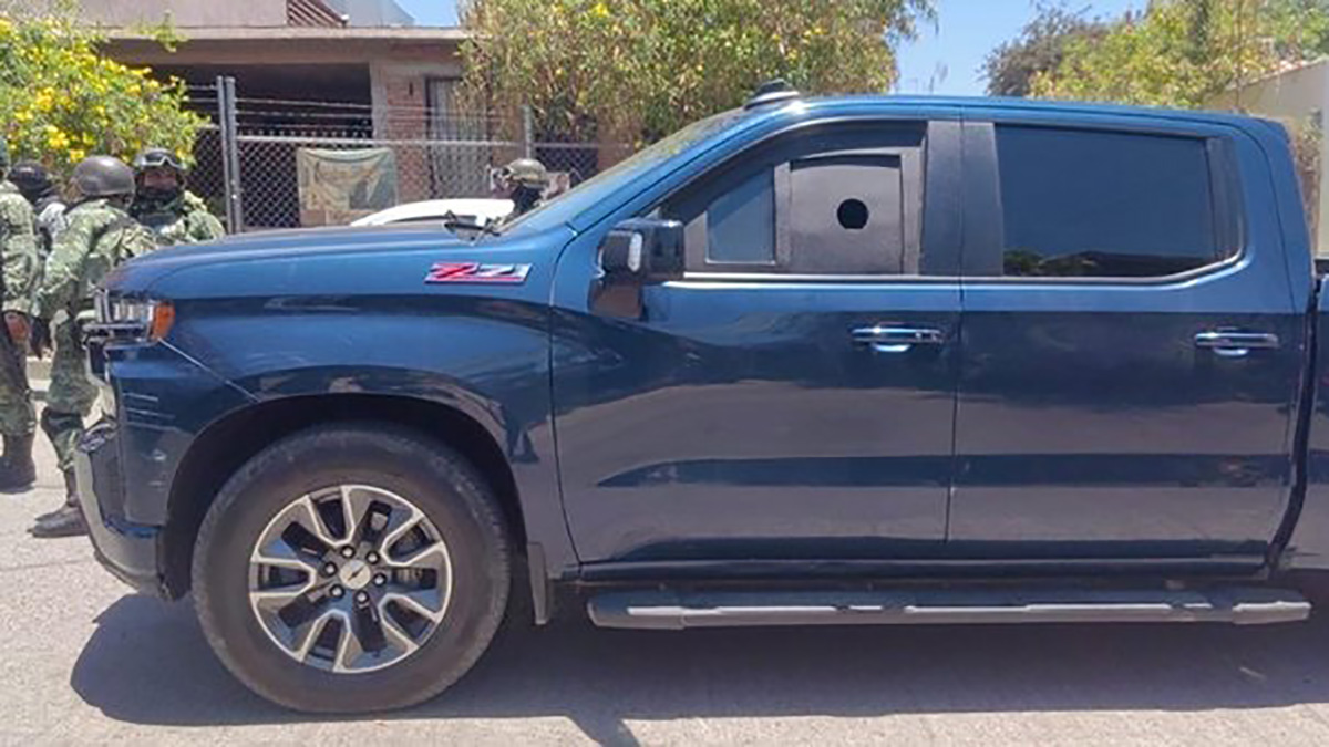 Ejército mexicano halla camioneta blindada con tremendo arsenal y droga en Sinaloa - La Opinión