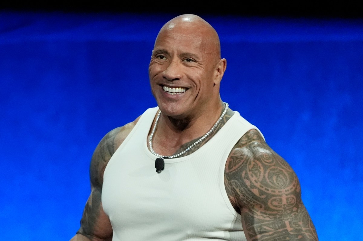 Dwayne Johnson luce irreconocible como el luchador Mark Kerr, en una ...