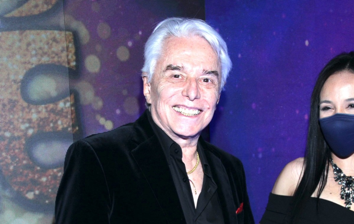 Enrique Guzmán se muestra molesto ante reporteros, mientras le gritan ...