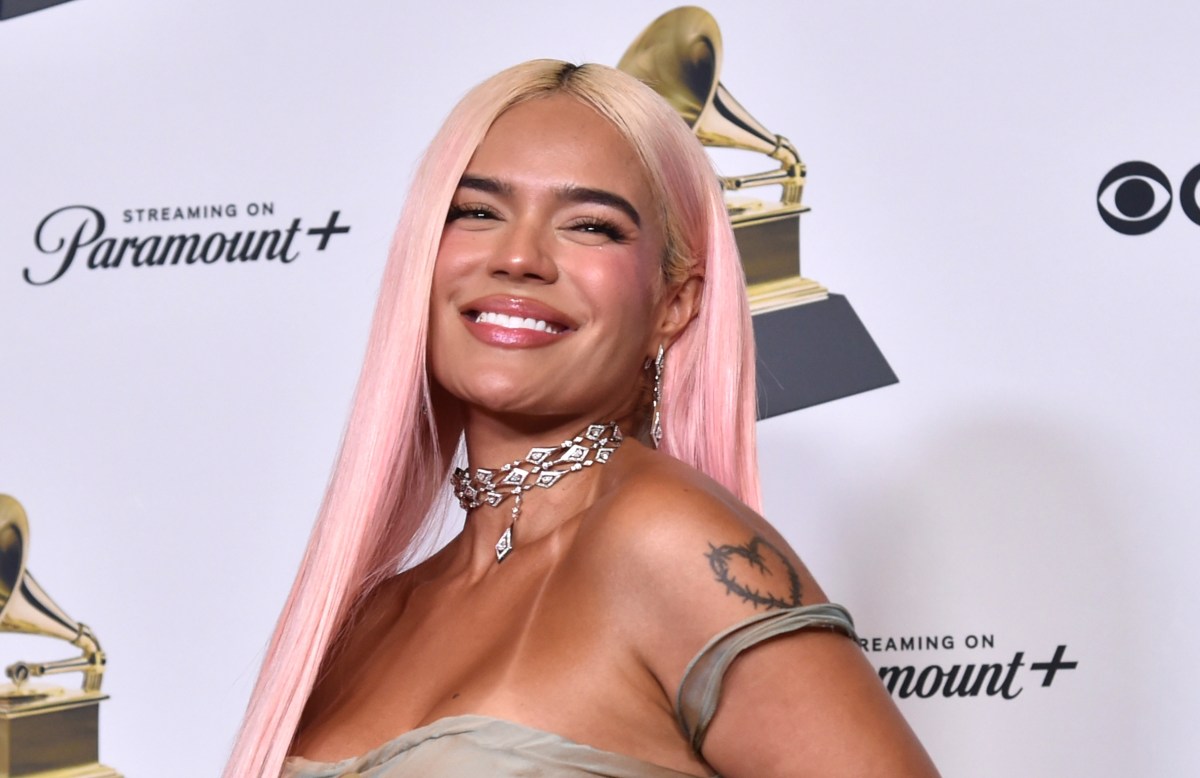 Karol G sube la temperatura al publicar un video en el que aparece en ...