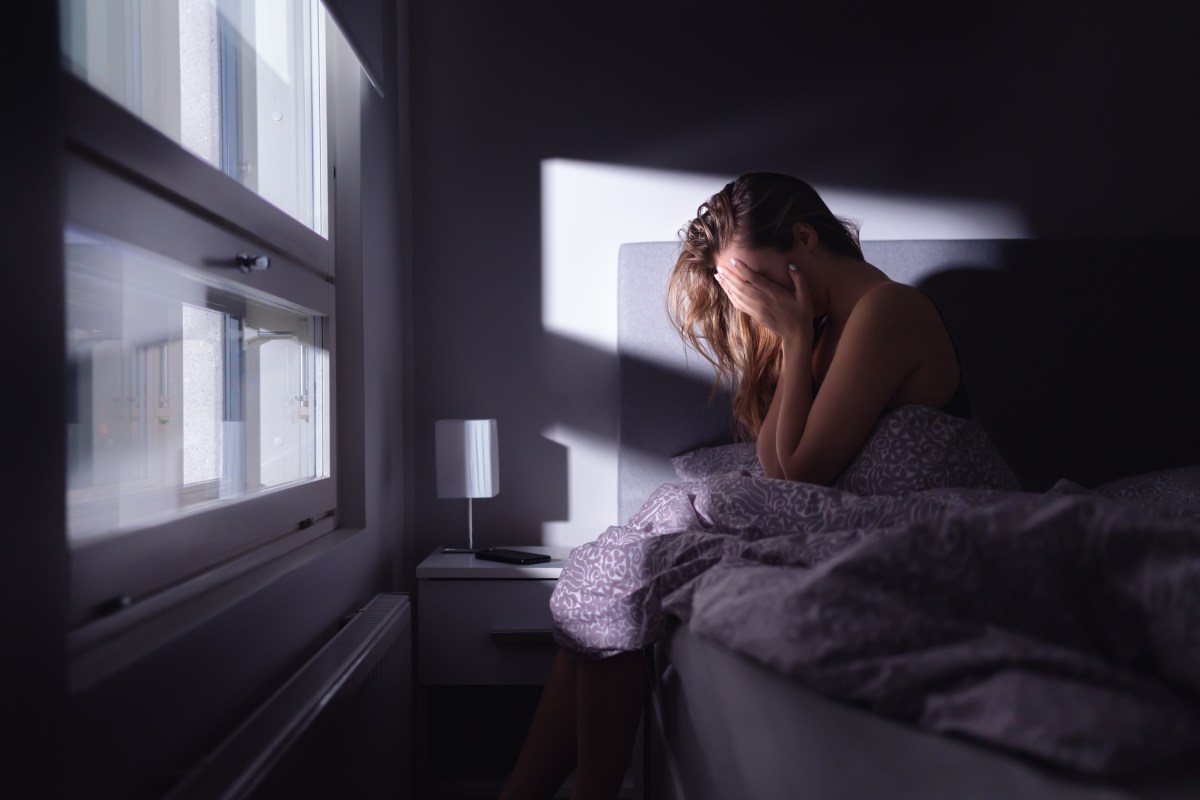 ¿Despiertas llorando? Conoce qué significa en lo espiritual - La Opinión