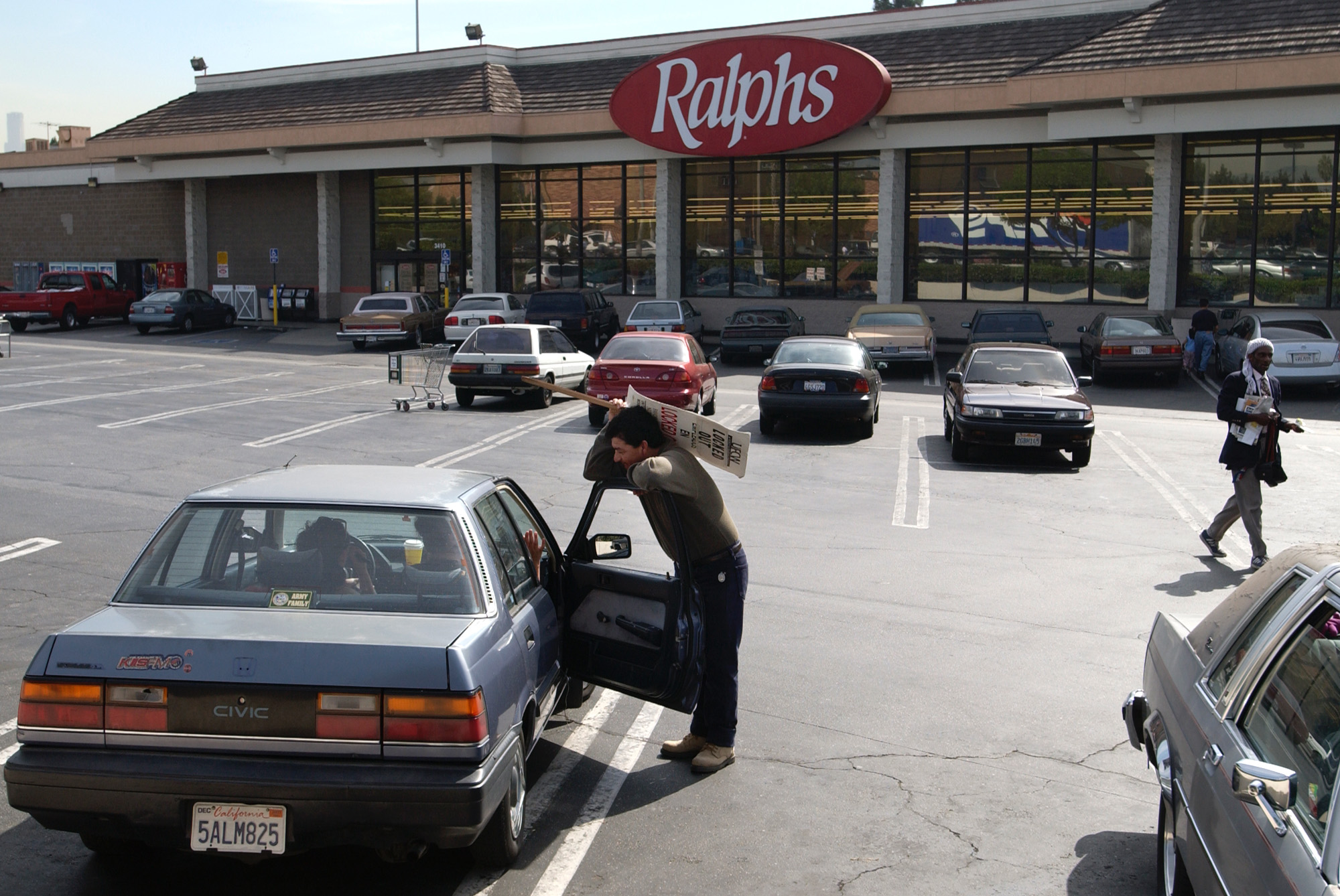 Empleado de Ralphs sufre agresión tras impedir robo en Los Ángeles - La ...