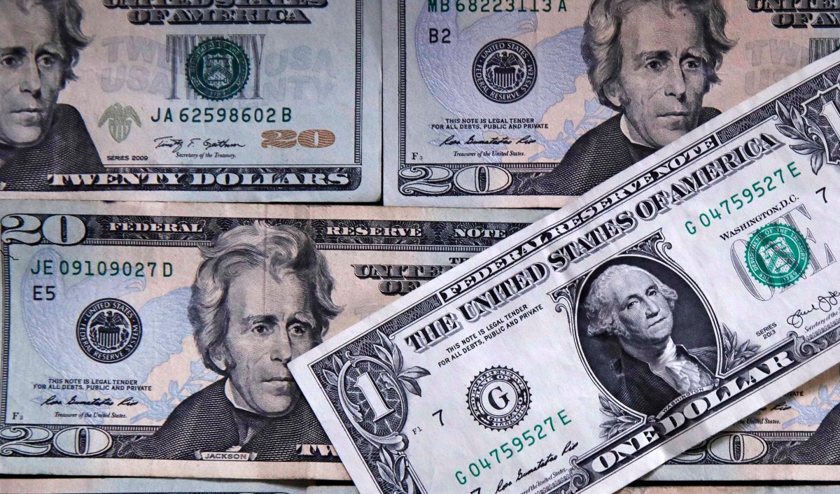 ¿Por qué el dólar está tan fuerte en el mundo? - La Opinión