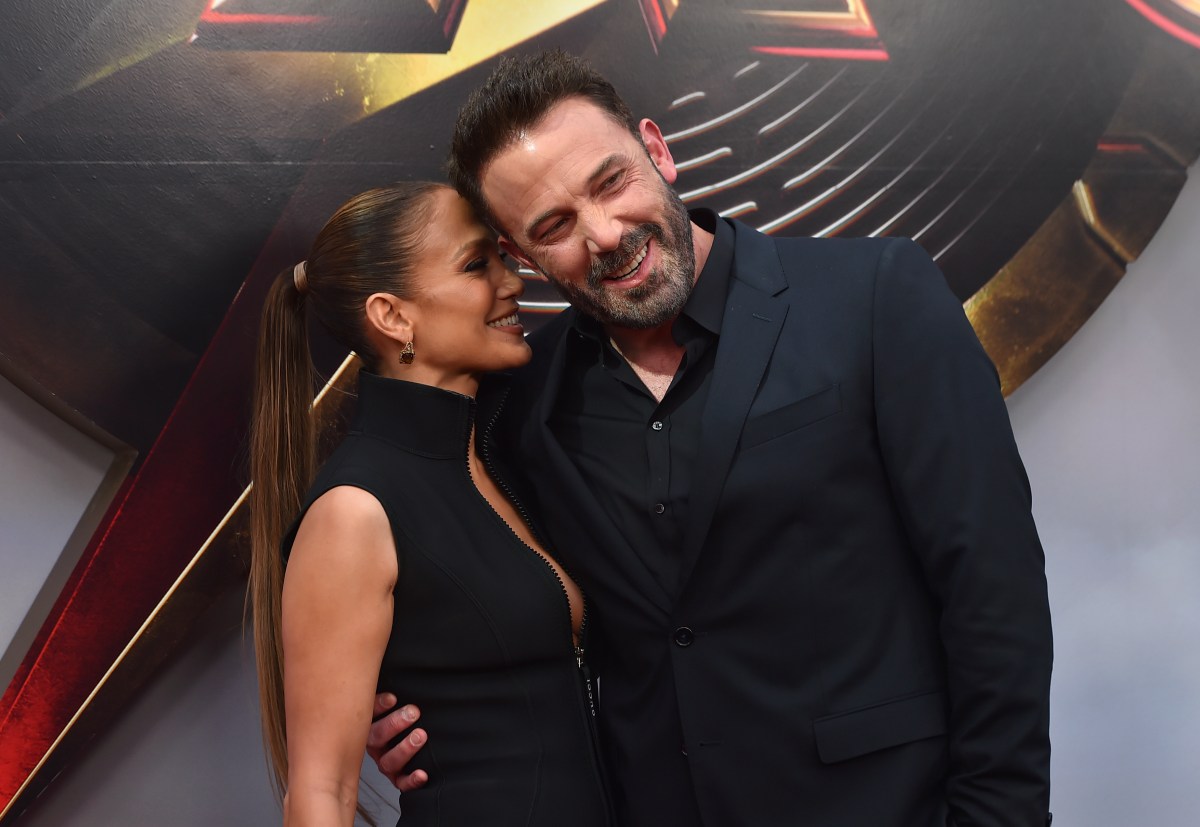 Ben Affleck muestra su anillo de boda, ¡míralo! - La Opinión