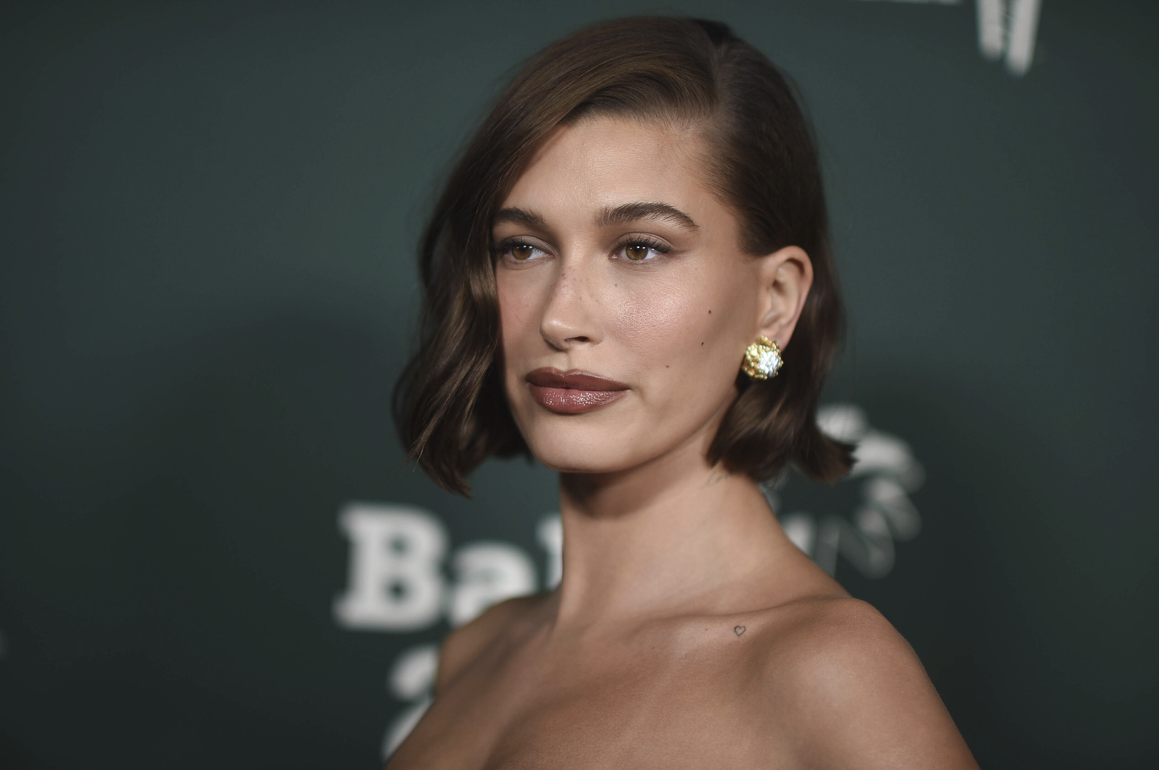 Hailey Bieber presumió su anillo de diamantes tras su renovación de ...
