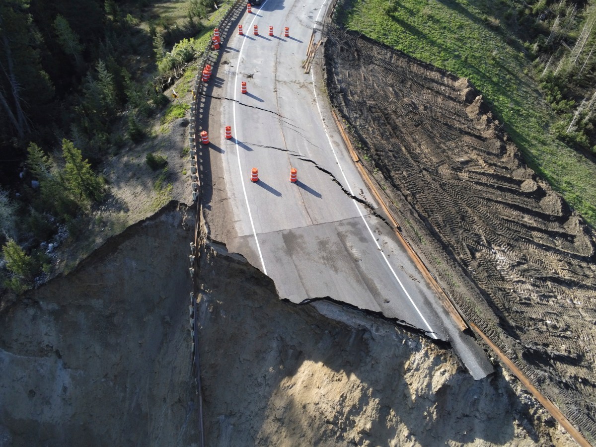 Teton Pass: colapsó una ruta turística crucial de Wyoming - La Opinión