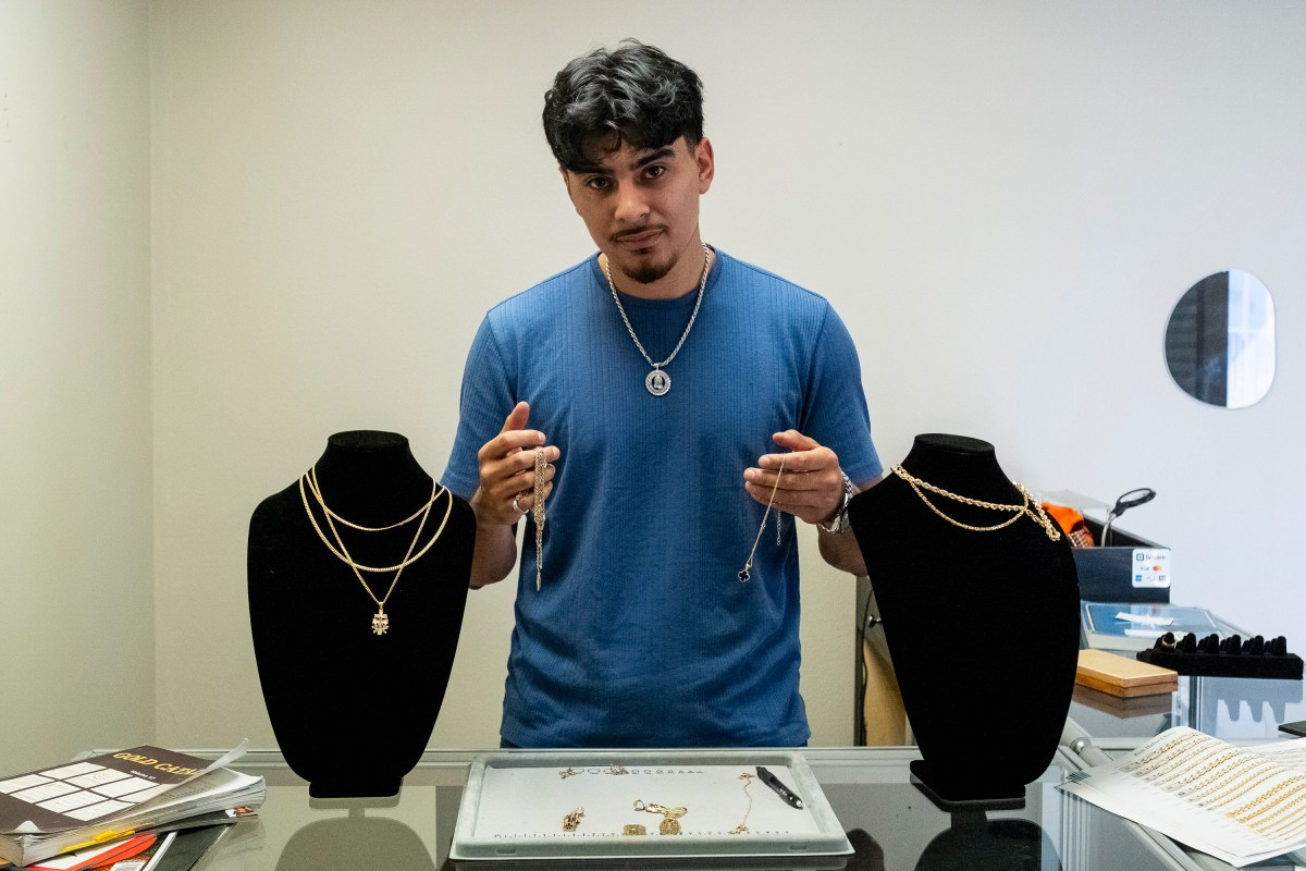 Emprendedor latino inicia su negocio de joyería a los 21 años - La Opinión