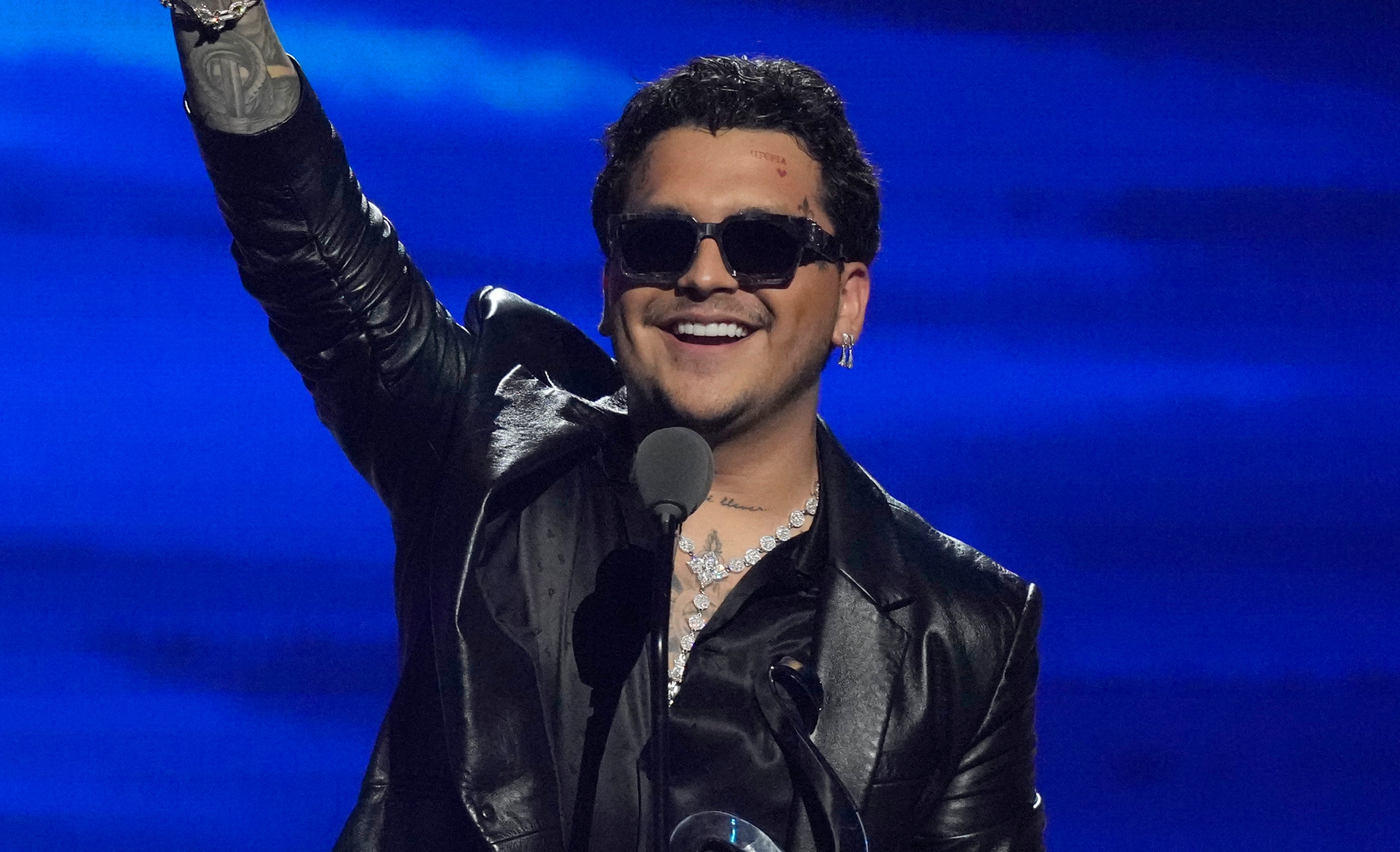 Christian Nodal lució un outfit de $89,000 dólares en sus recientes ...