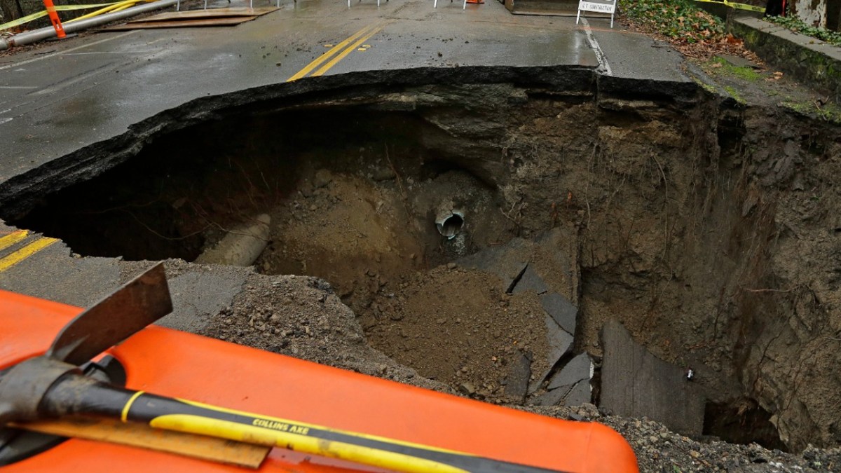 Socavón de 30 pies de profundidad y 100 pies de ancho se traga un campo ...