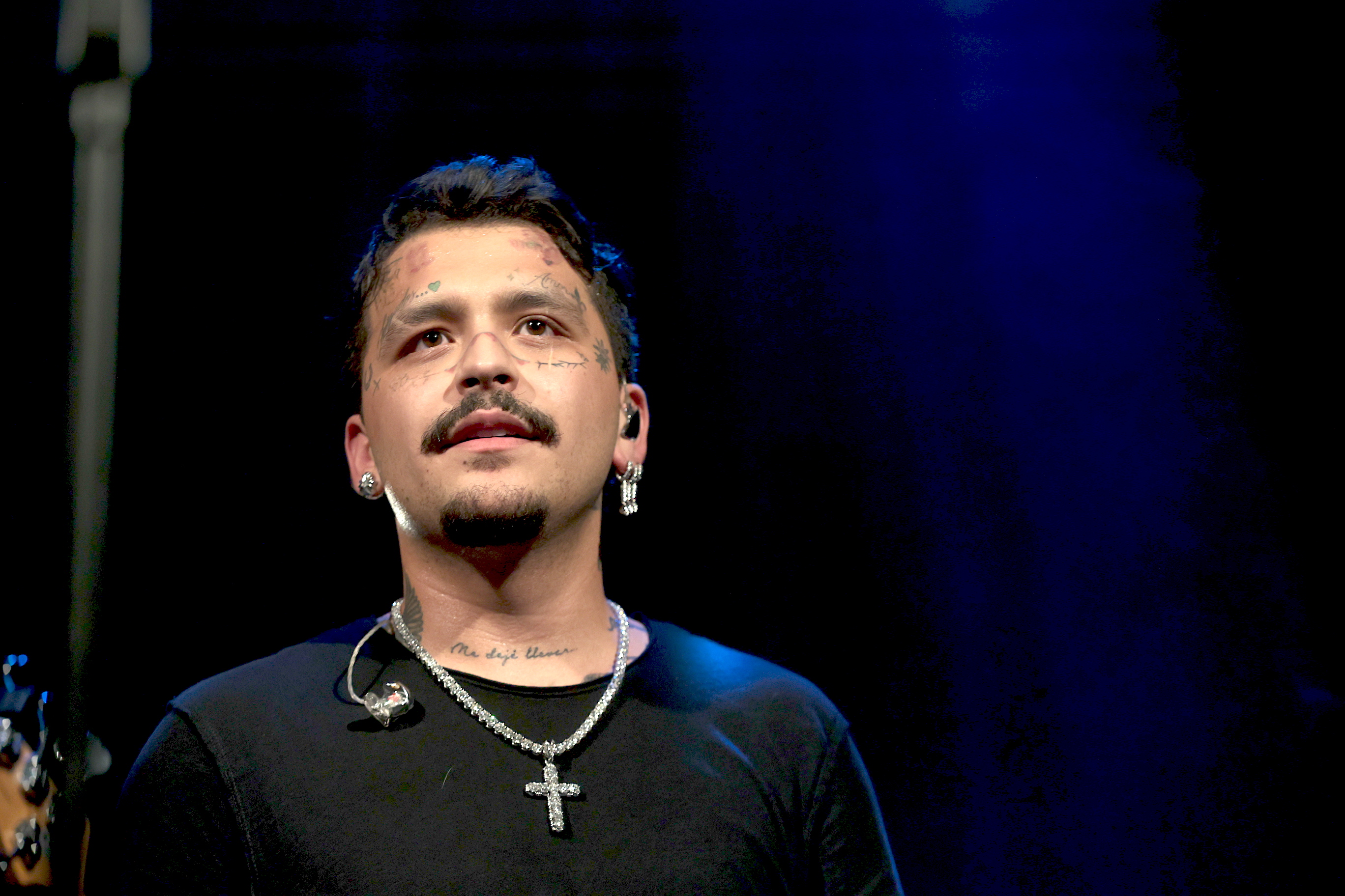 El gesto romántico que Christian Nodal le dedicó a Ángela Aguilar durante su concierto en París ...