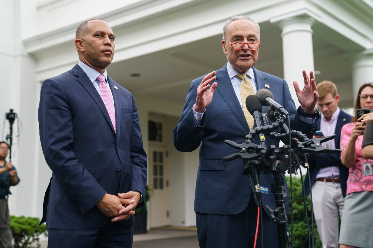 Schumer y Jeffries respaldan candidatura de Kamala Harris - La Opinión