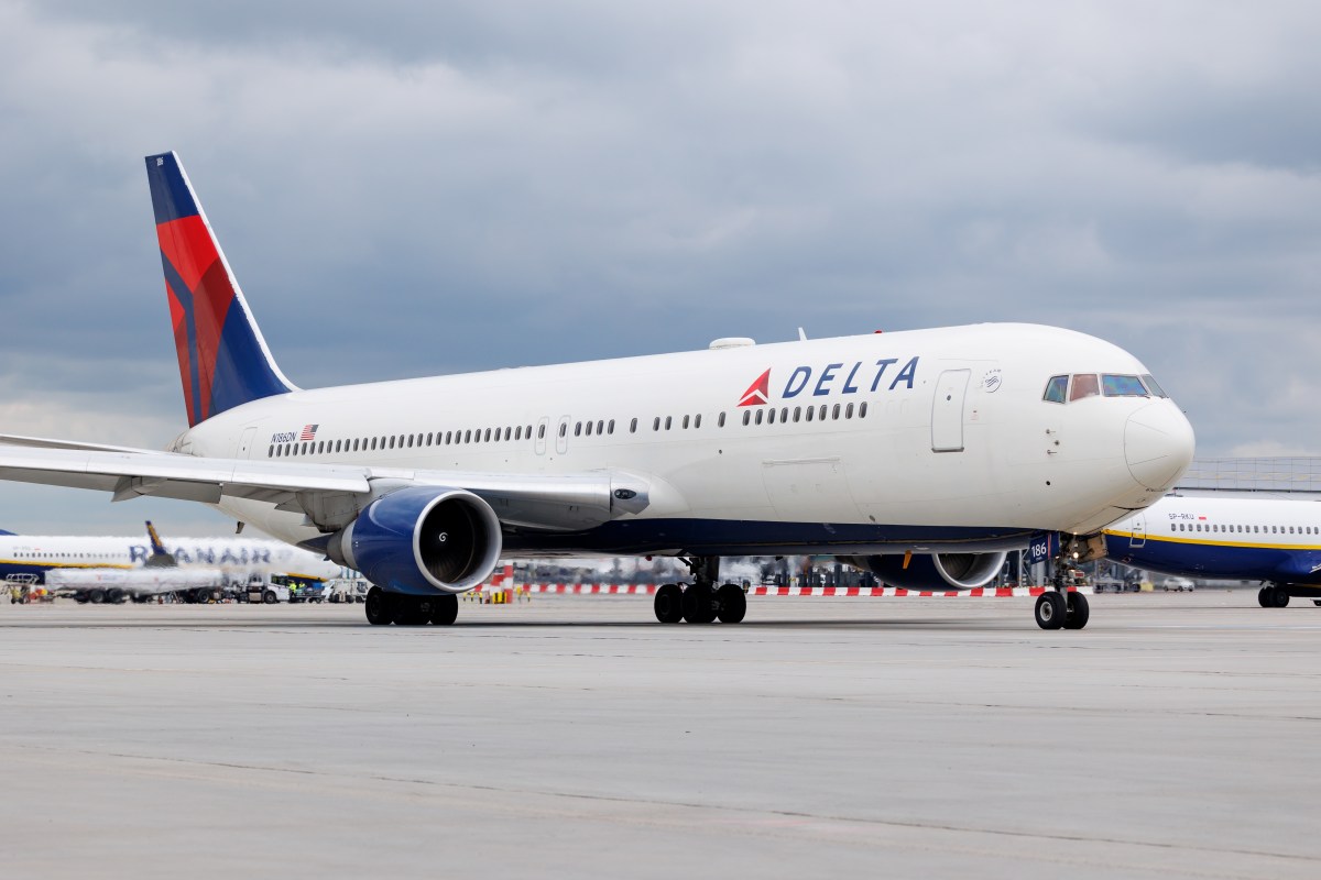 EE UU investiga a Delta Airlines por cancelaciones masivas - La Opinión