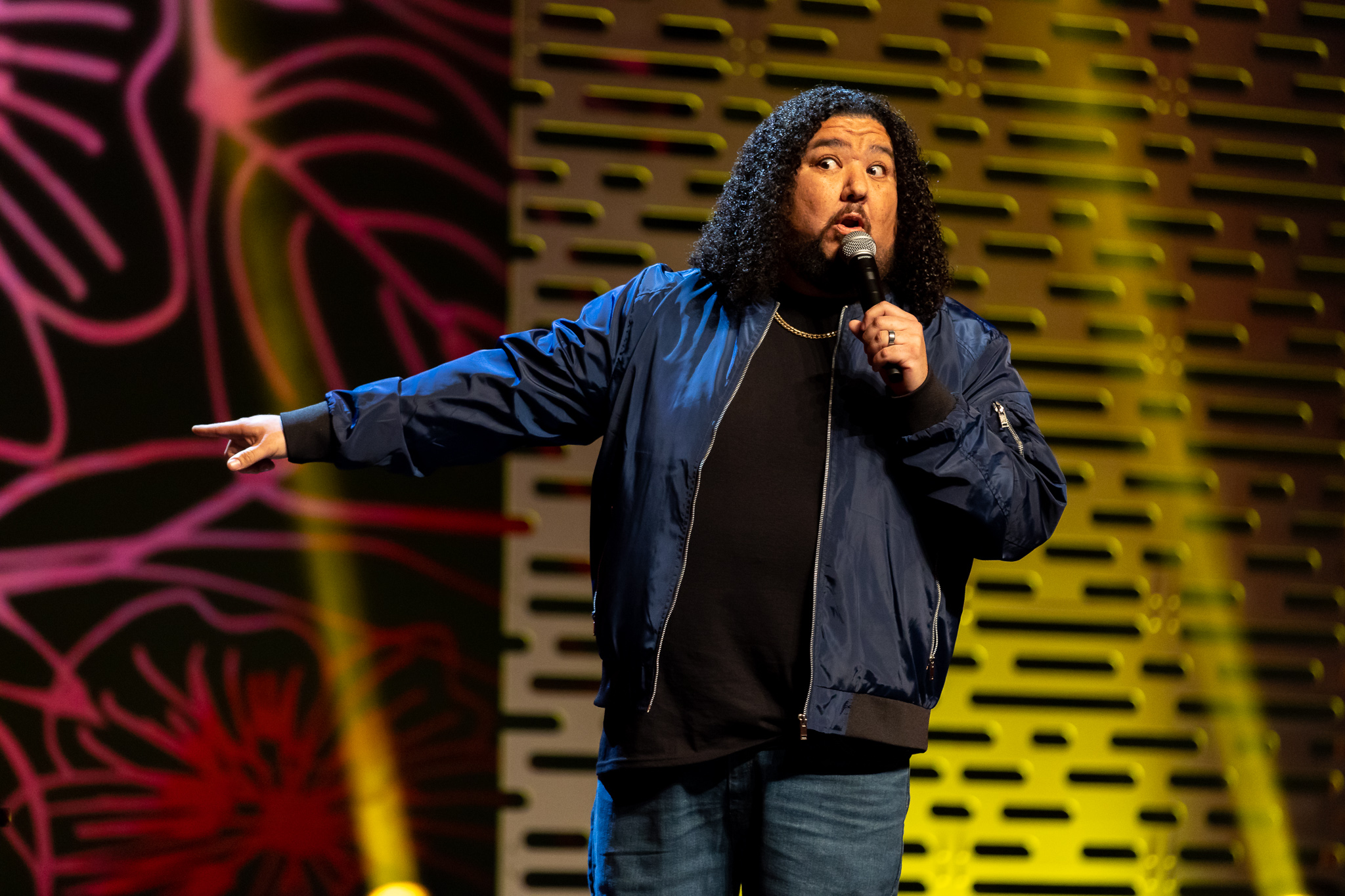 Hoozay, el comediante del stand up que pone en alto la cultura ...