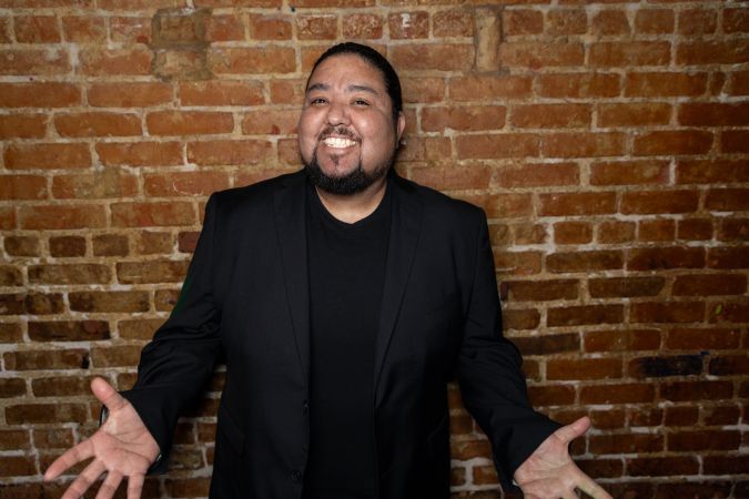 Hoozay, el comediante del stand up que pone en alto la cultura ...