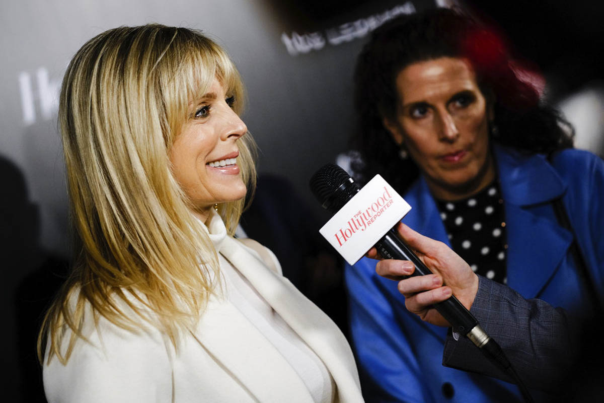 Marla Maples, exesposa de Donald Trump, levanta la mano para formar ...