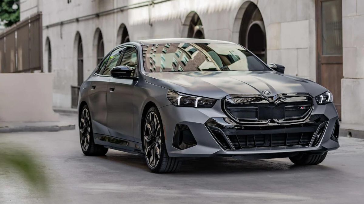 Stellantis y BMW retiran 725,000 autos en EE.UU. - La Opinión