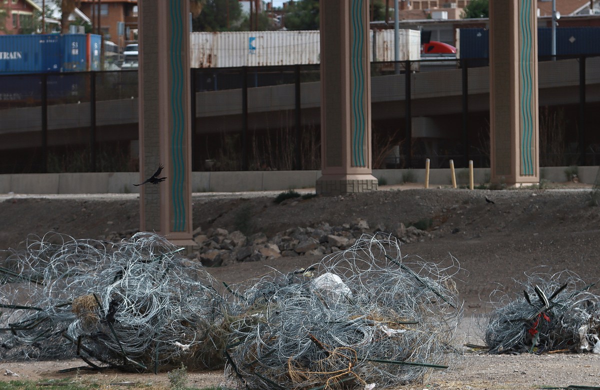 Texas está retirando la alambrada de navajas en su frontera - La Opinión