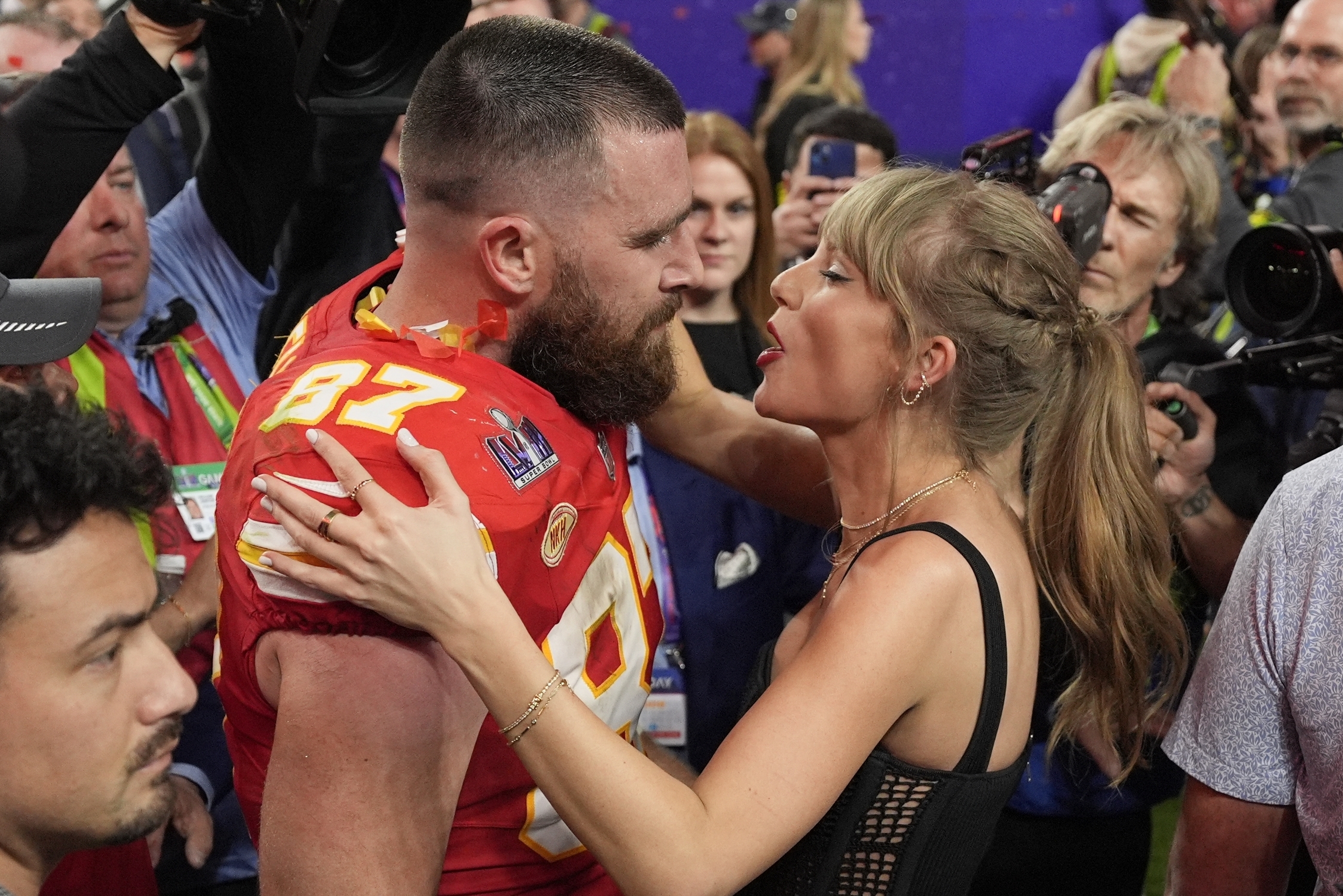 La tierna forma de Travis Kelce de demostrar su amor por Taylor Swift - La Opinión