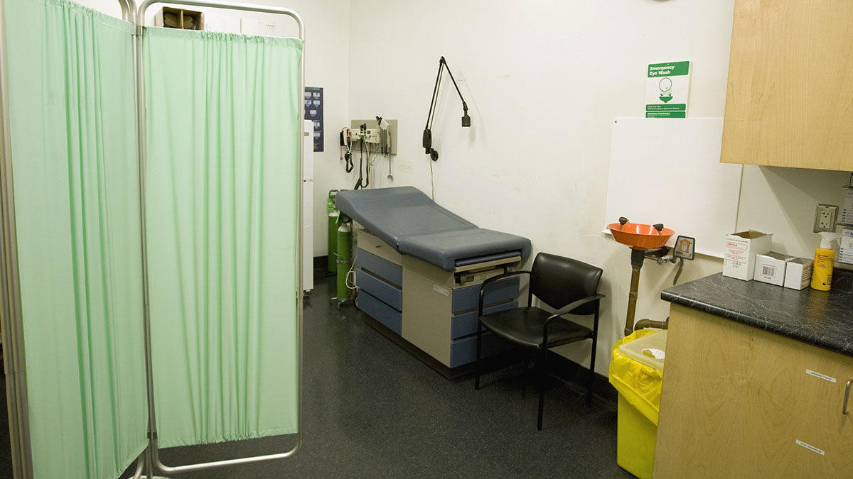 Médico de California enfrenta demanda colectiva por una cámara oculta ...