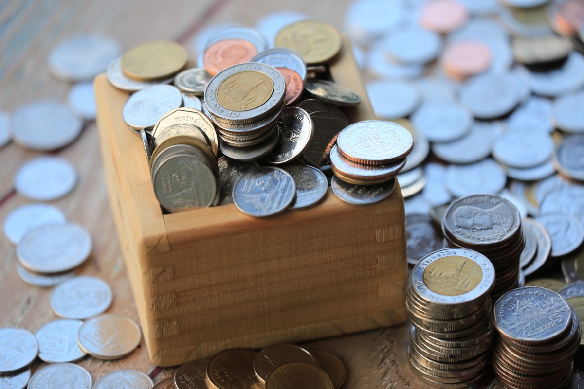 Qué poner debajo de tu cama para atraer el dinero - La Opinión