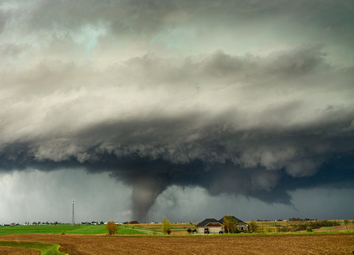 Soñar con tornados: algo intenso pasa con tus emociones - La Opinión