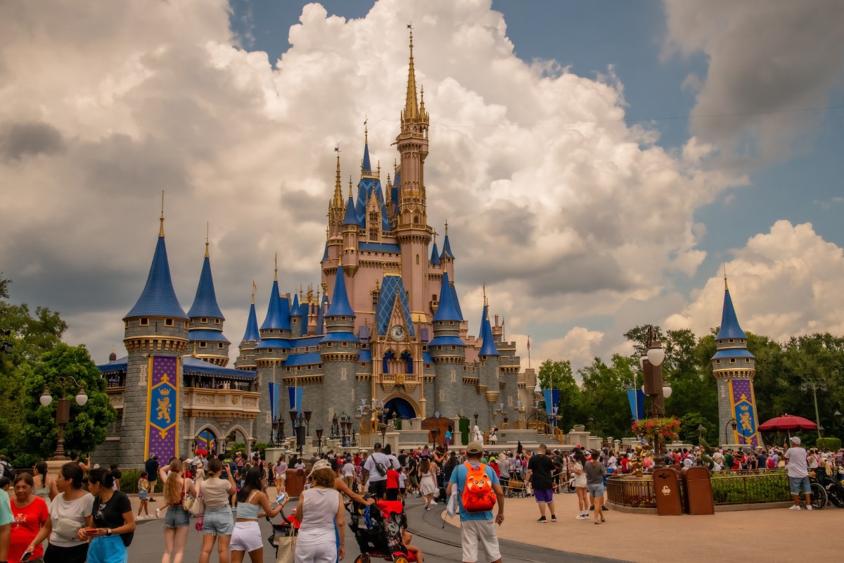 Disney World cierra sus puertas por huracán Milton - La Opinión