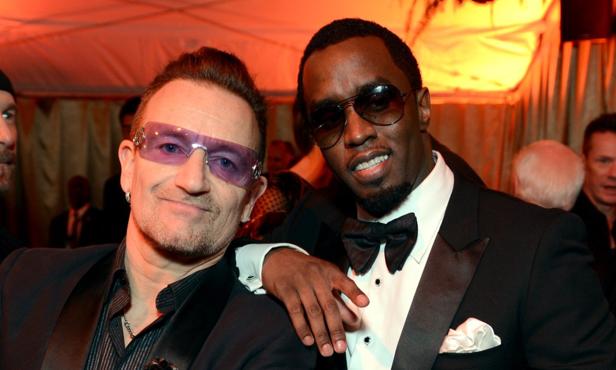 Se hace viral un video que muestra a "Diddy" abrazando a Bono - La Opinión