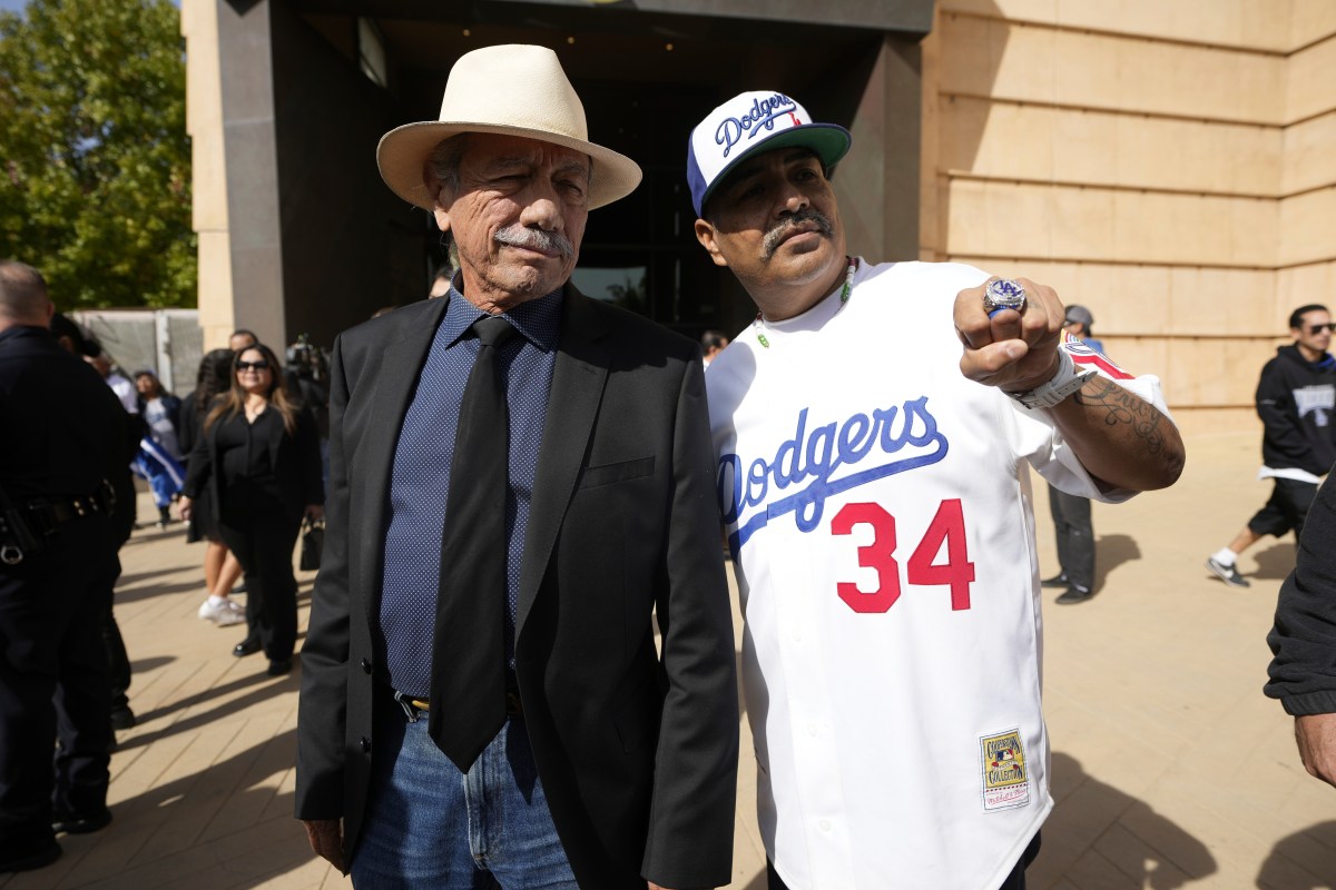 Familia Valenzuela dona pavos a comunidades necesitadas de Los Ángeles ...