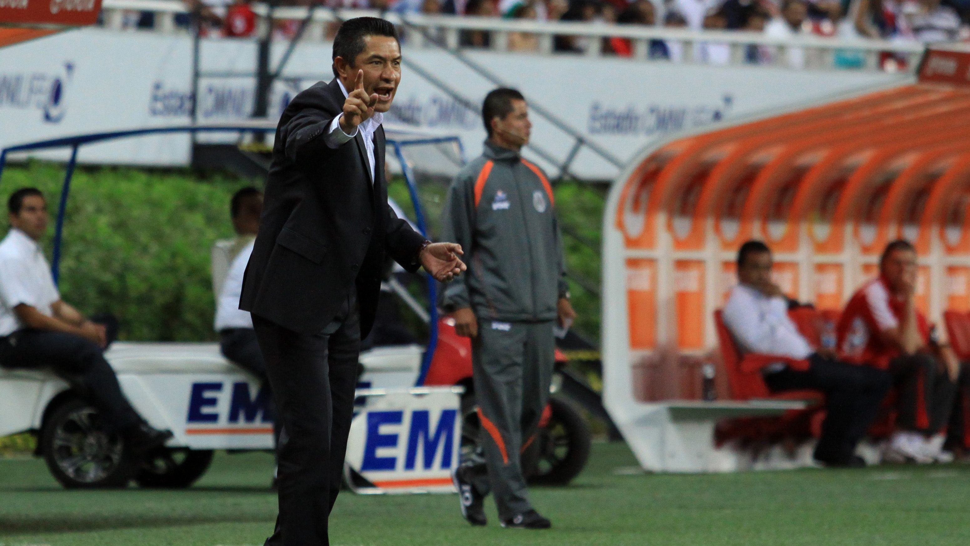 Ignacio Ambriz encabeza la lista de candidatos para dirigir a las Chivas - La Opinión